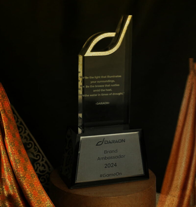 Contoh Piala Award Custom untuk Acara Anda!